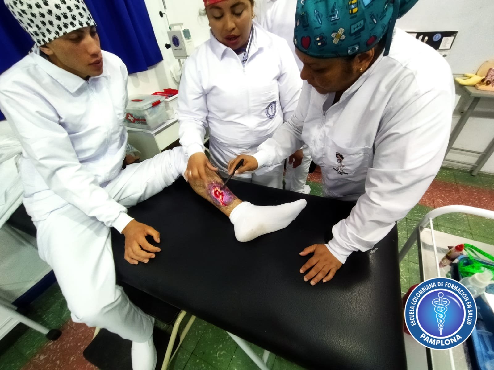 CLASE PRÁCTICA “MANEJO DE HERIDAS” FUE DESARROLLADA POR ESTUDIANTES DEL ...